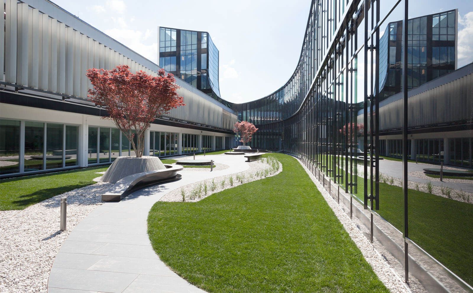 Luftige Firmenzentrale vor Tiroler Bergen | Architektur